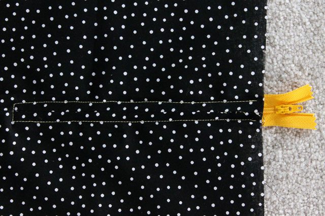 Instructions to Sew a Zipper Into Clothing