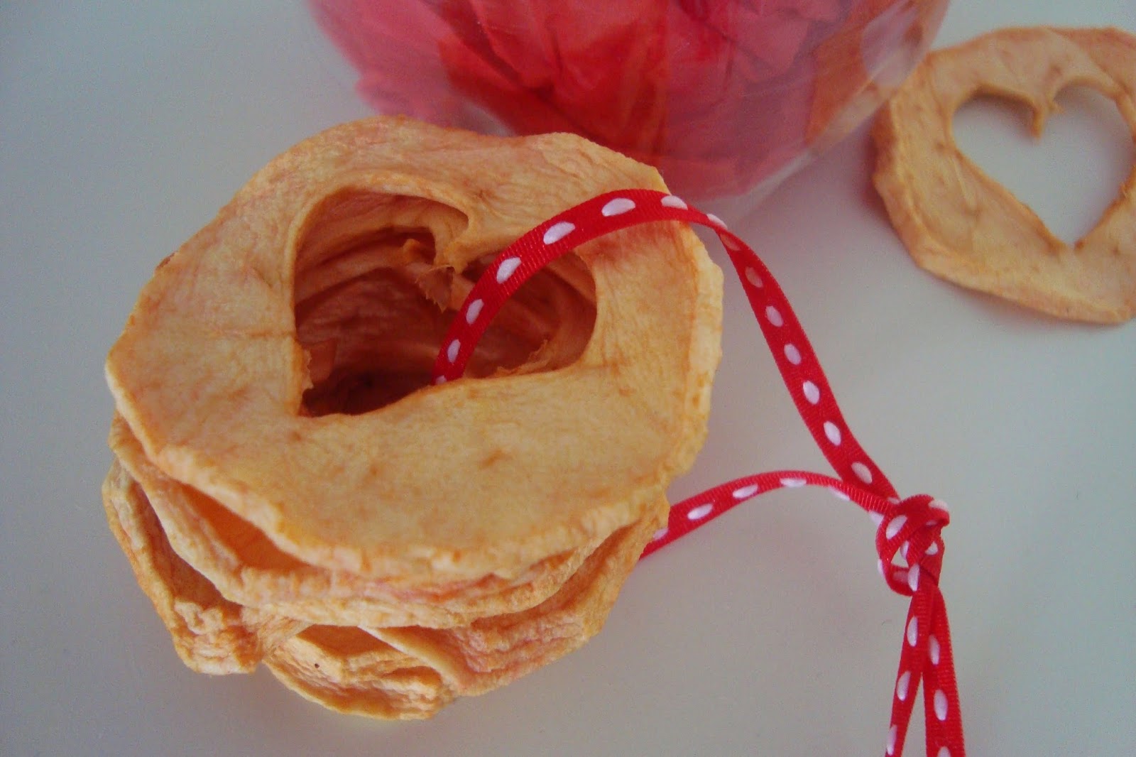 Kleefalter: selbstgedörrte Apfelringe im PET-Flaschen-Apfel verschenken