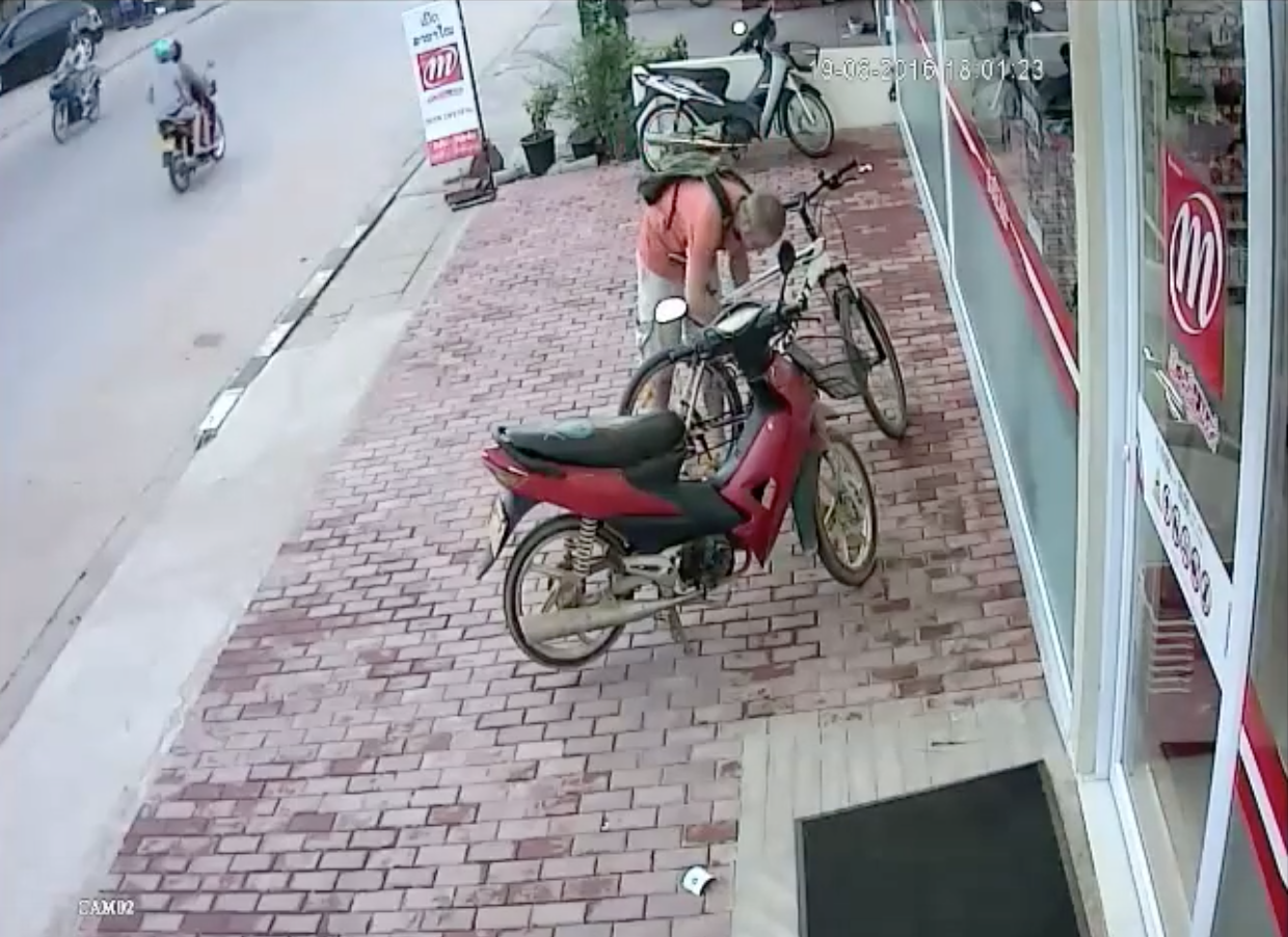 ໂສມໜ້າໂຈນທີ່ລັກລັກລົດຖີບ ແລະ ລັກໜວກກັນກະທົບ ທີ່ M-Point Mart - Tonamcha