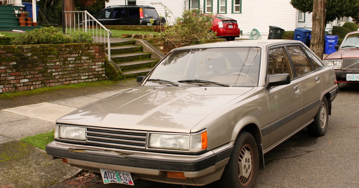 OLD PARKED CARS.: 1986 Toyota Camry LE 5-Door Liftback.