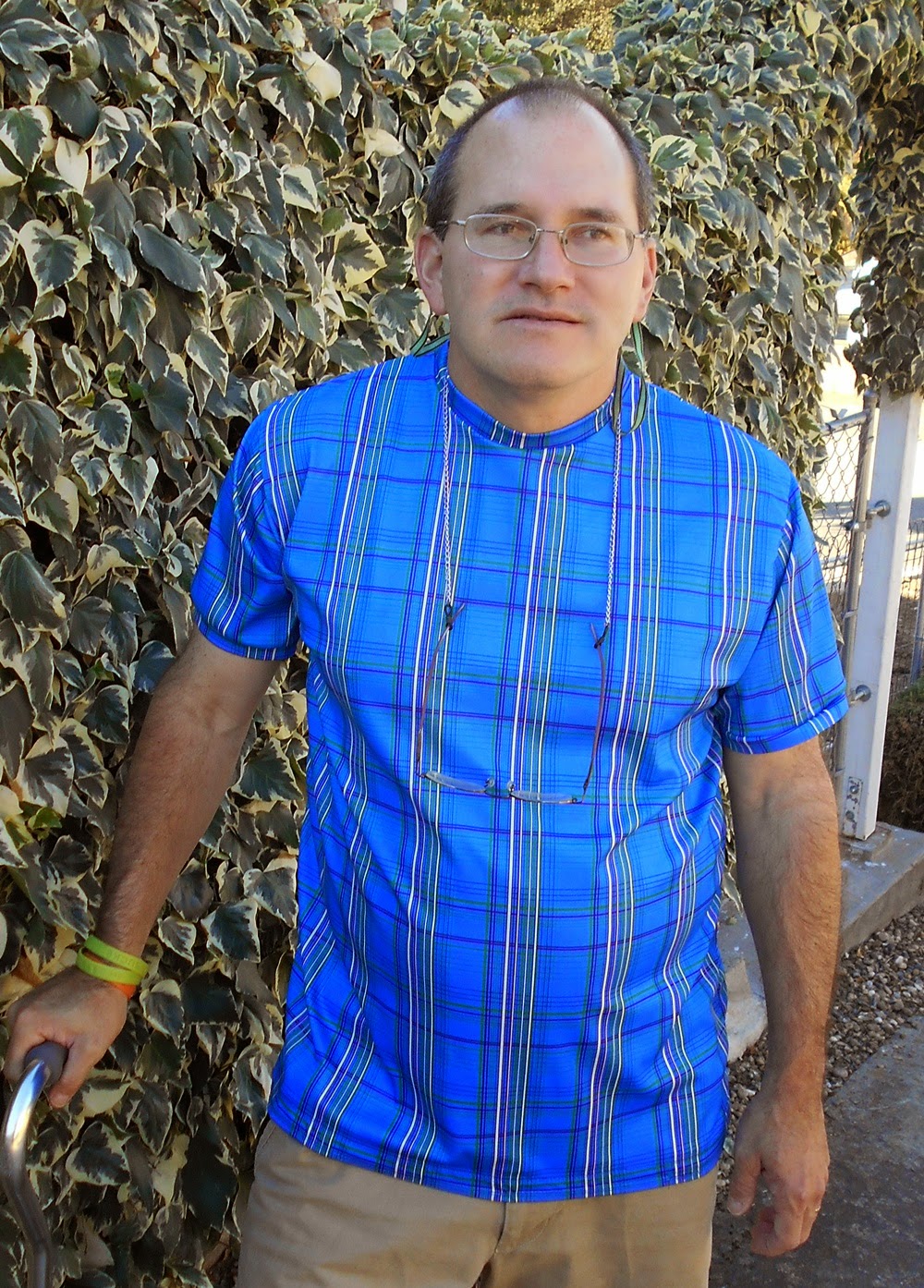 thin-man-sewing-lycra-t-shirt-made-with-serger