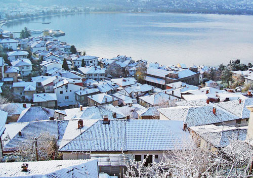 Macedonia tourism & culture news: Ohrid residents surprised by April Snow