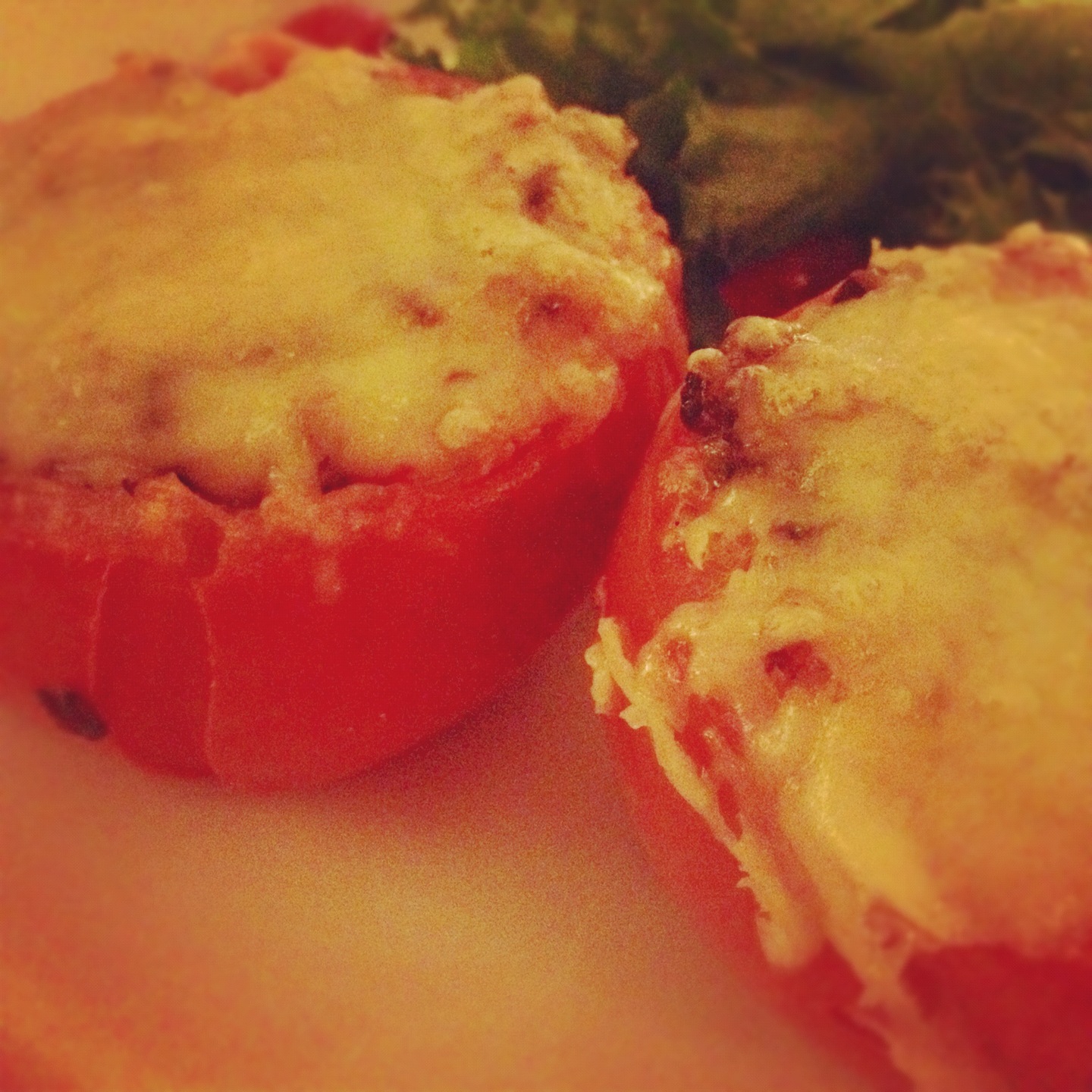 Housuissas on: täytetyt tomaatit