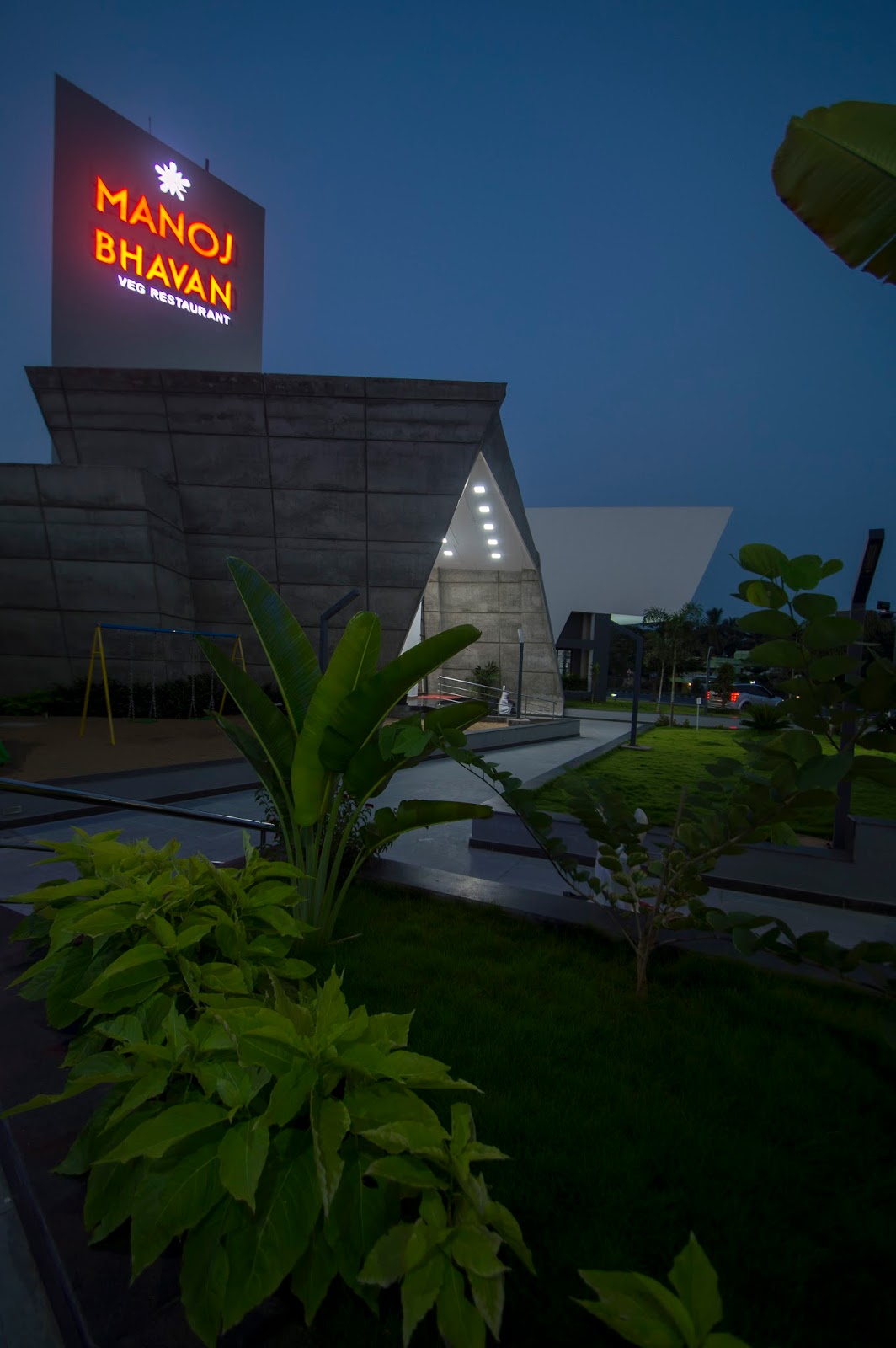 Murali Architects: MANOJ BHAVAN - Highway restaurant