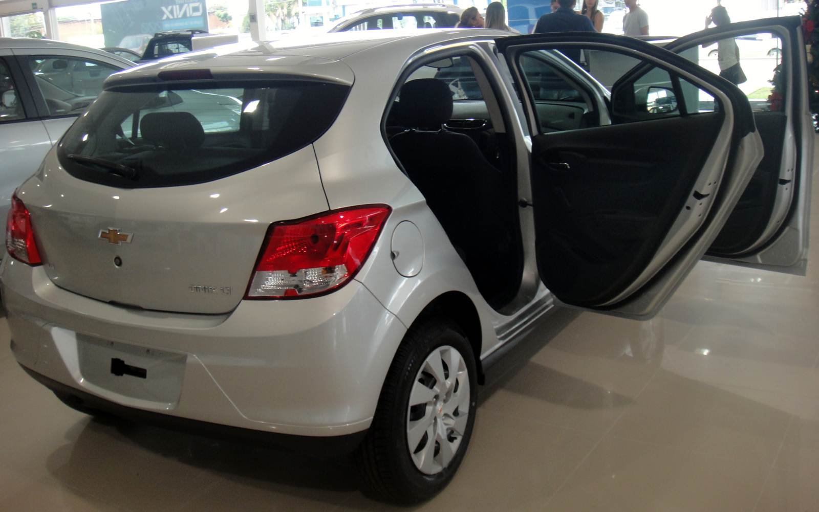 Fotos e vídeo do Chevrolet Onix LT 1.4 Prata Switchblade