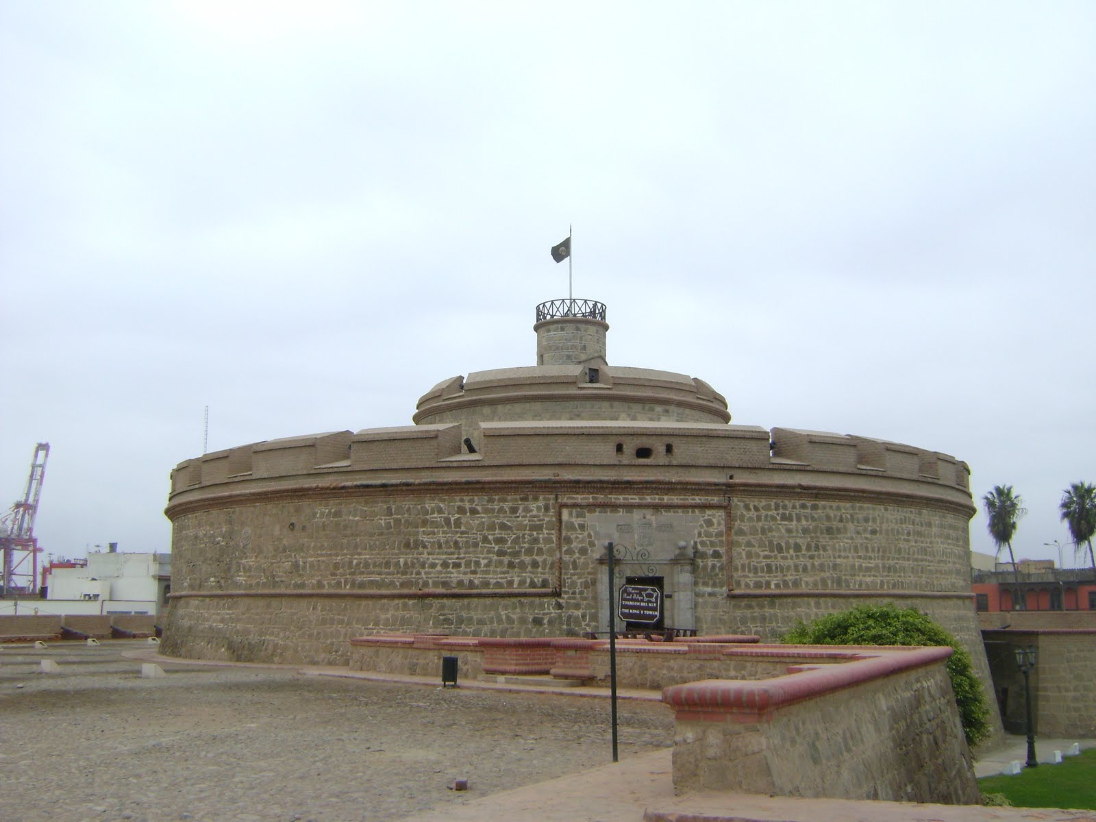 Hostal California - Mollendo Perú: "Real Felipe" castle.