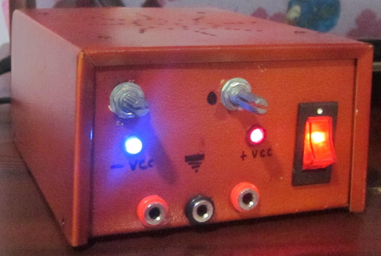 FUENTE DC VARIABLE DUAL: FUENTE DC VARIABLE DUAL