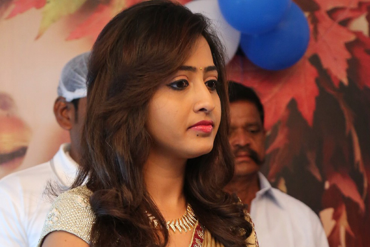 Anchor Lasya Beautiful Stills
