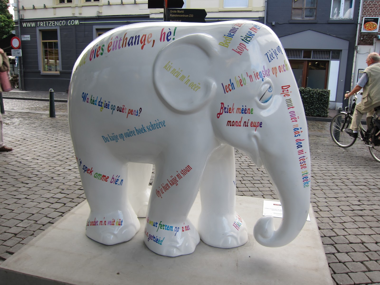 an american in belgië : Olifant Parade