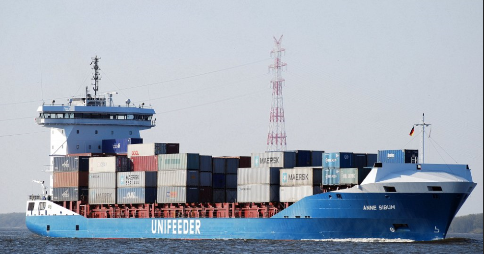AFRICAN SHIPPING LINE: DUBAI WORLD BUYS UNIFEEDER GROUP: 660 MILLION EUROS