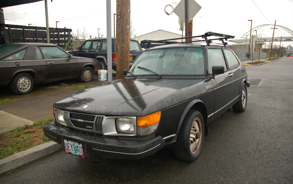 OLD PARKED CARS.: 1980 Saab 900 Turbo 5 Speed Combi Coupe.