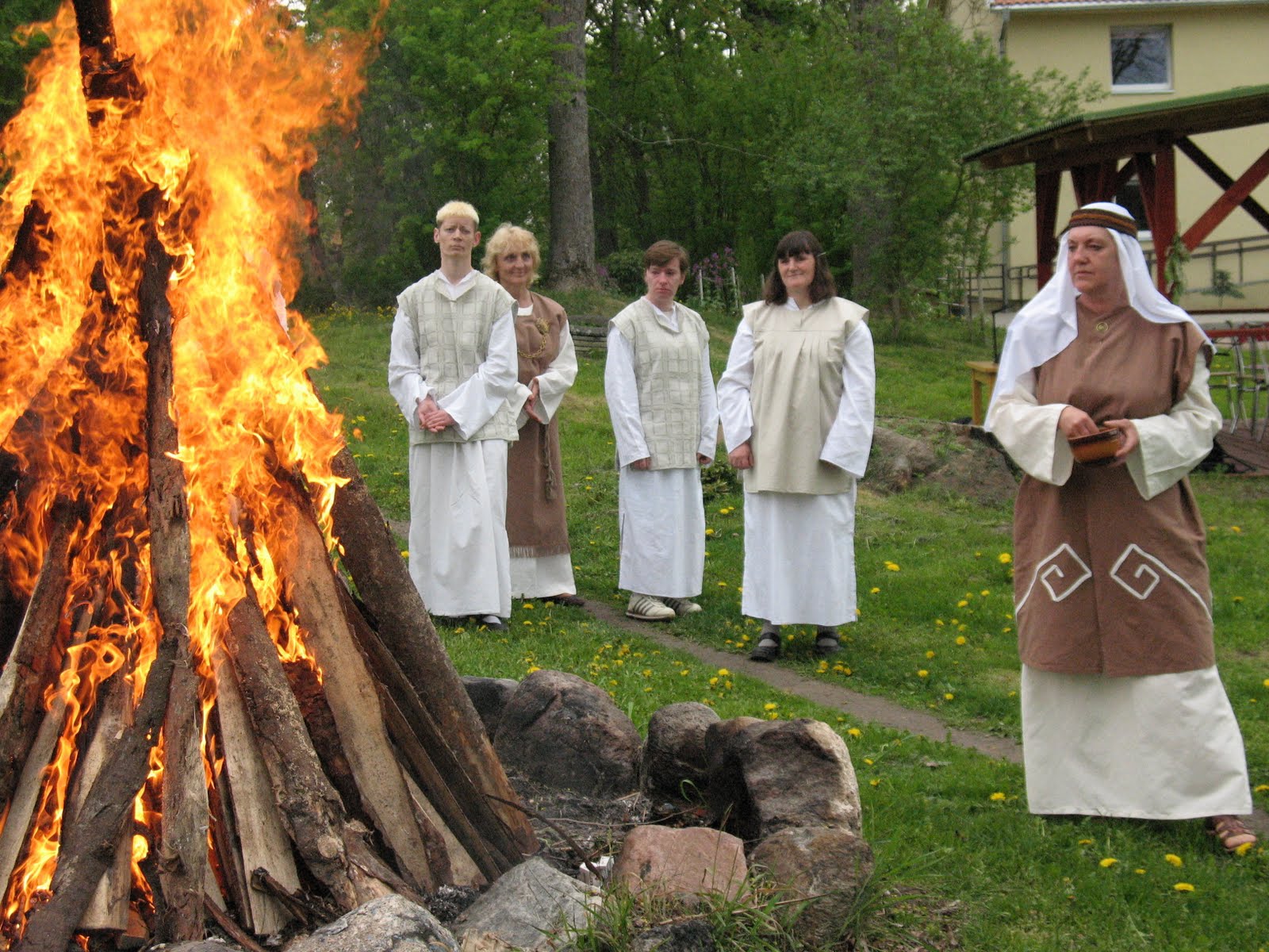 FORMALIOS NAUJIENOS: Deivę Mildą garbino neįgalieji ir... klebonas
