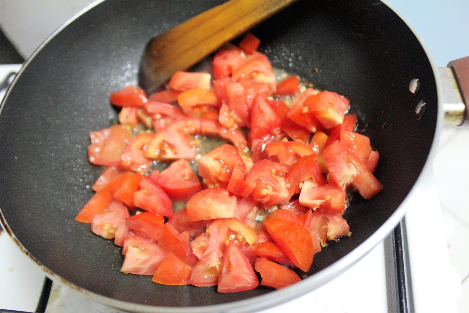 Bethica's Kitchen Flavours: Sev Tameta Nu Shaak (Tomato-Sev Curry ...