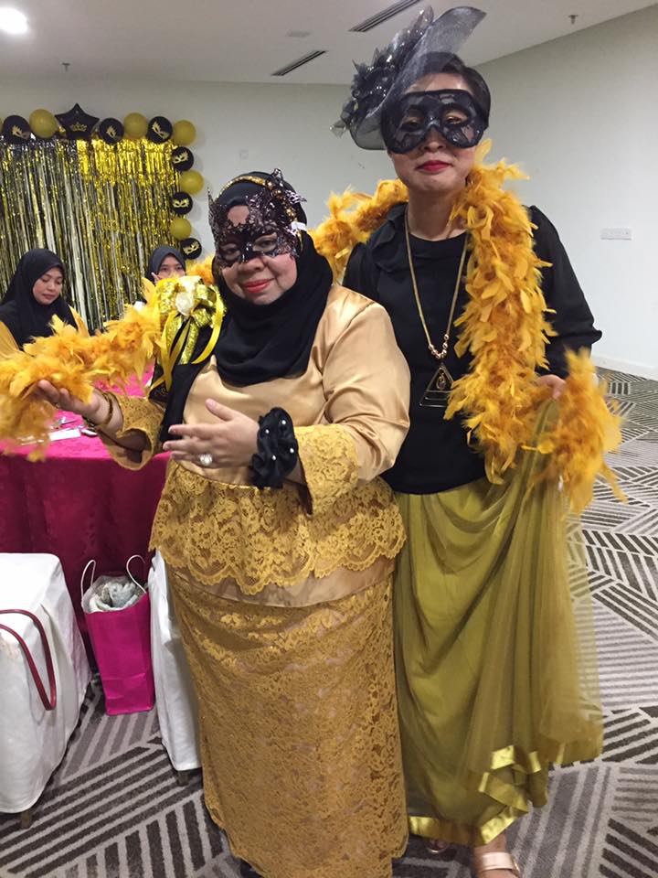 Majlis Dinner Sekolah Dengan Tema Black And Gold Masquerade Yang Sangat ...