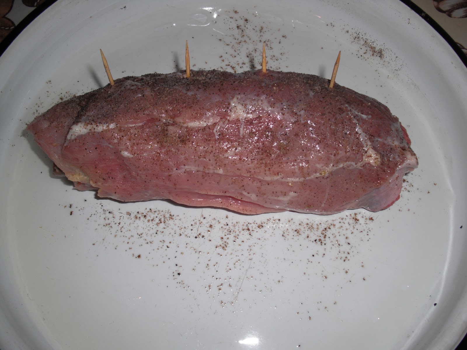Retete simple,sanatoase si gustoase: Rulada de porc cu carnat afumat