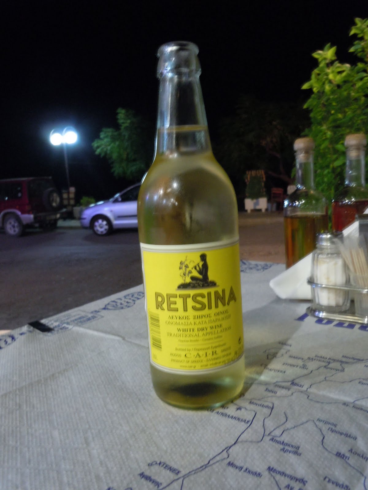 Retsina wine at the Taberna O Gialos - wine indulgence