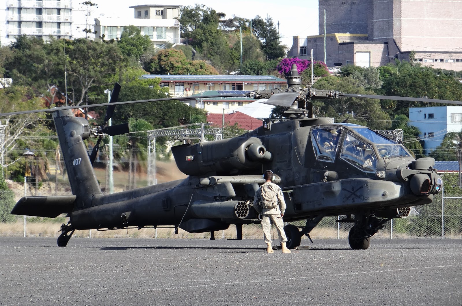 Air Queensland.blogspot: US Army Boeing AH-64 Apache and Sikorsky UH-60 ...