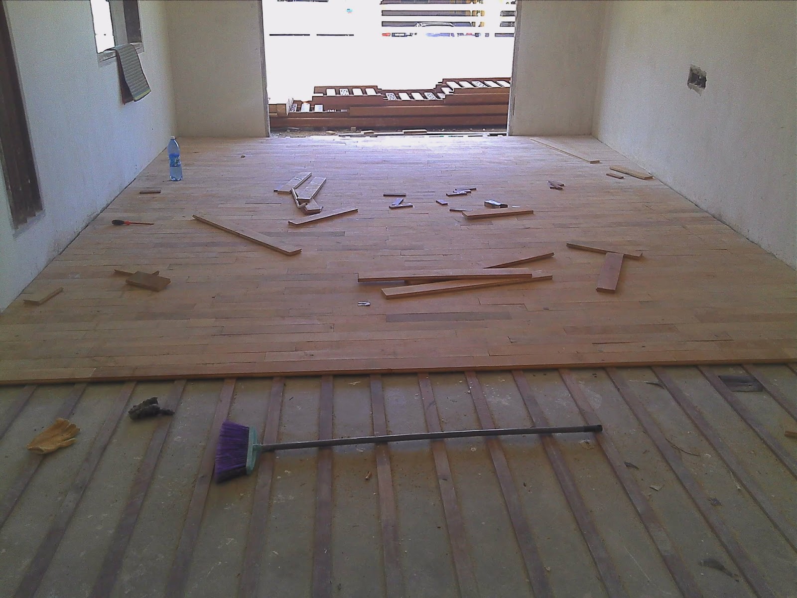 BINA BUNGALOW SENDIRI: MEMASANG PAPAN LANTAI FASA 1