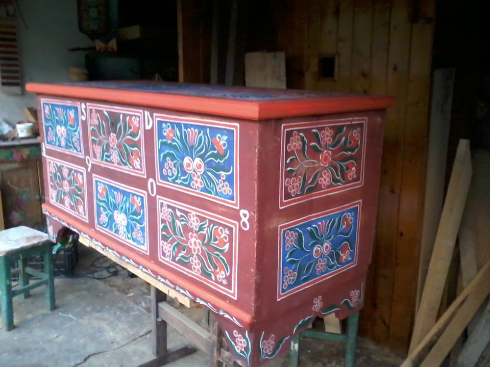 CLAUDIU BIXA: Mobila pictata Rasnov