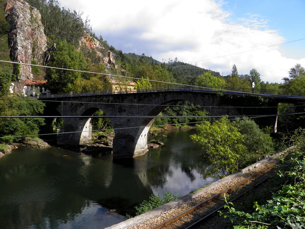 Puente de Peñaflor, ya citado en el siglo XII. En sus cercanías hubo un ...