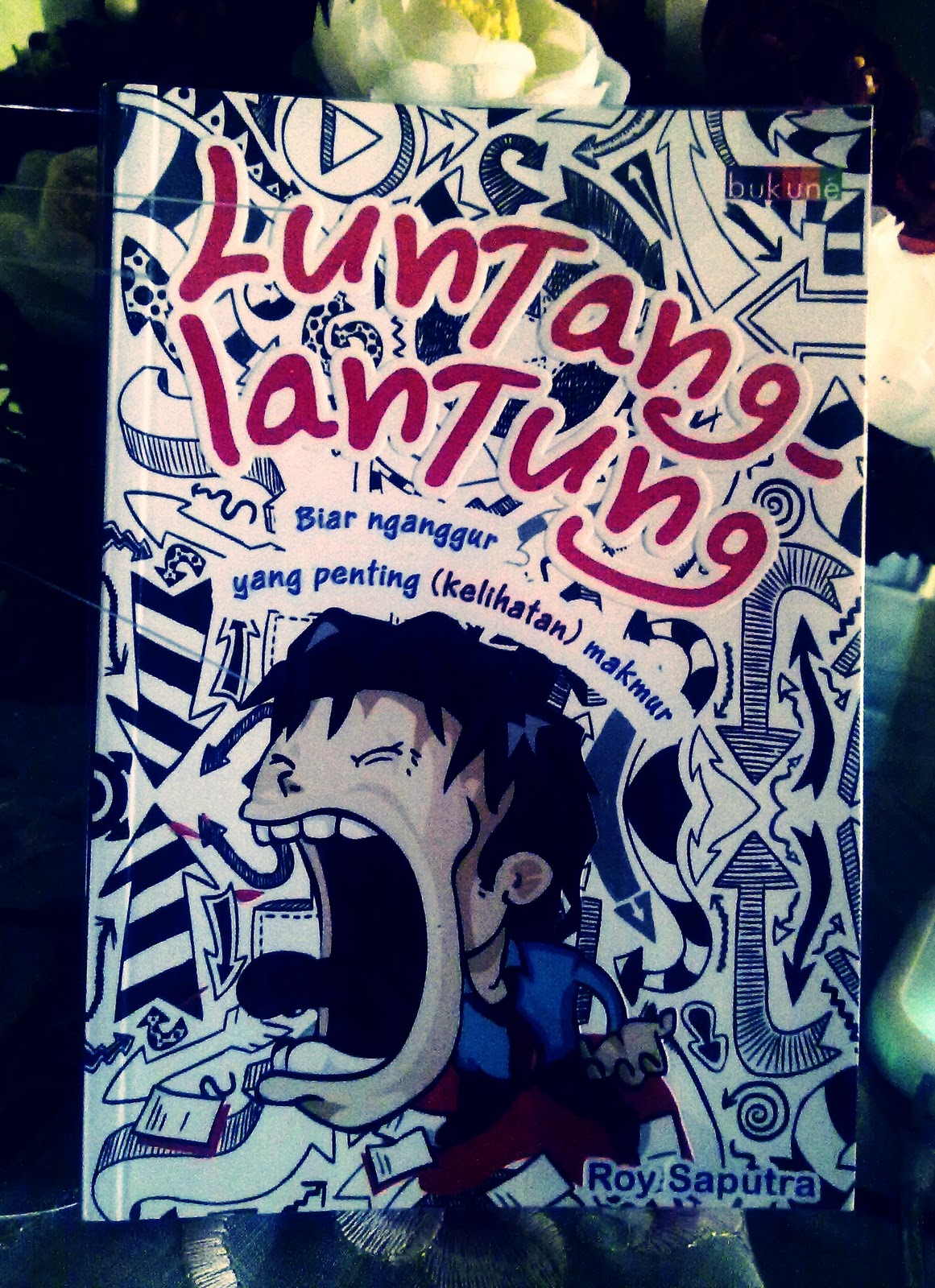 Luntang-lantung. Biar nganggur yang penting (kelihatan) makmur.