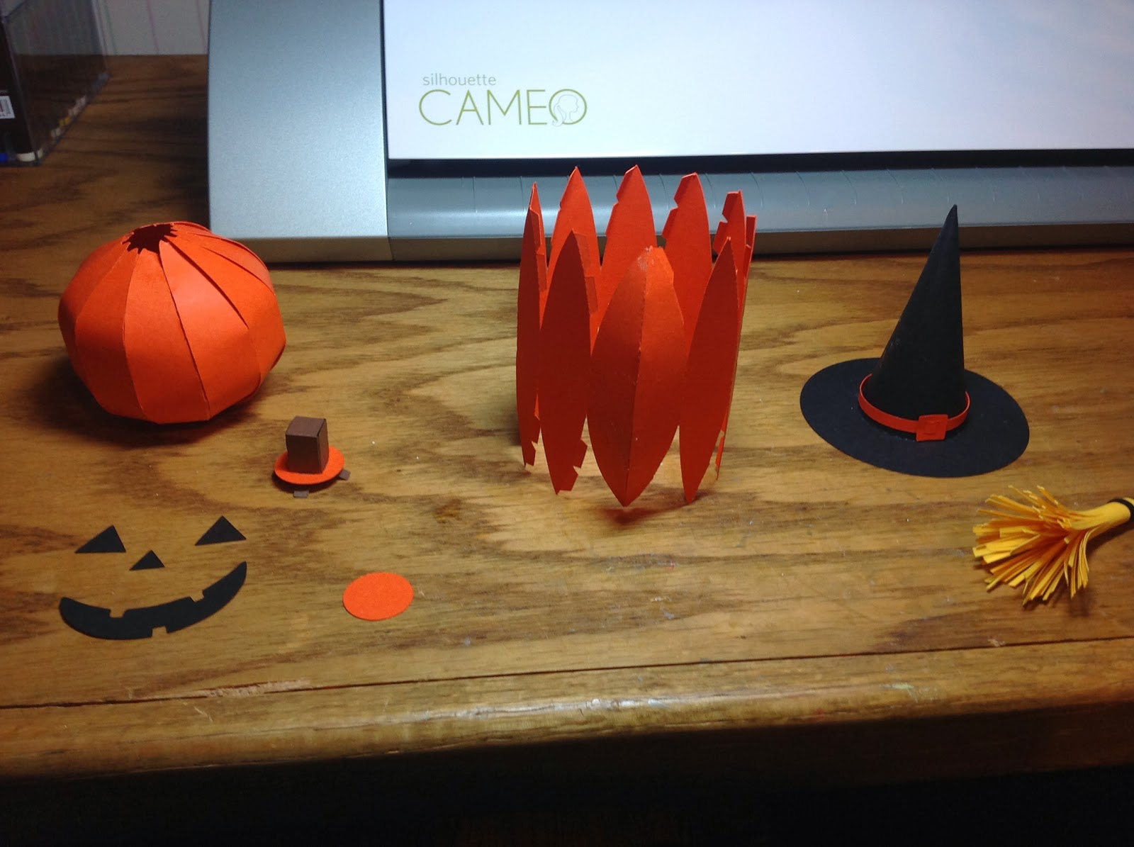 Papercrafts and other fun things: A Smiling Jack-O-Lantern Pumpkin