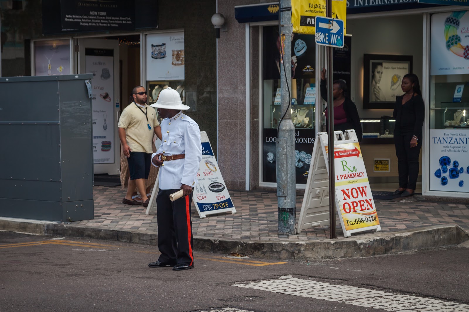 Nassau - Where Luxury and Poverty Meet - Explore the World with Simon ...