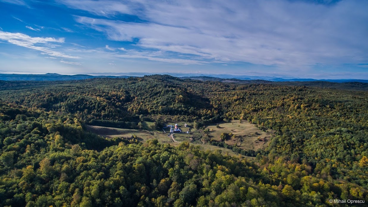 Schitul Țibucani - bucuria isihiei: „- Ce faci părinte? - Cad şi mă ...