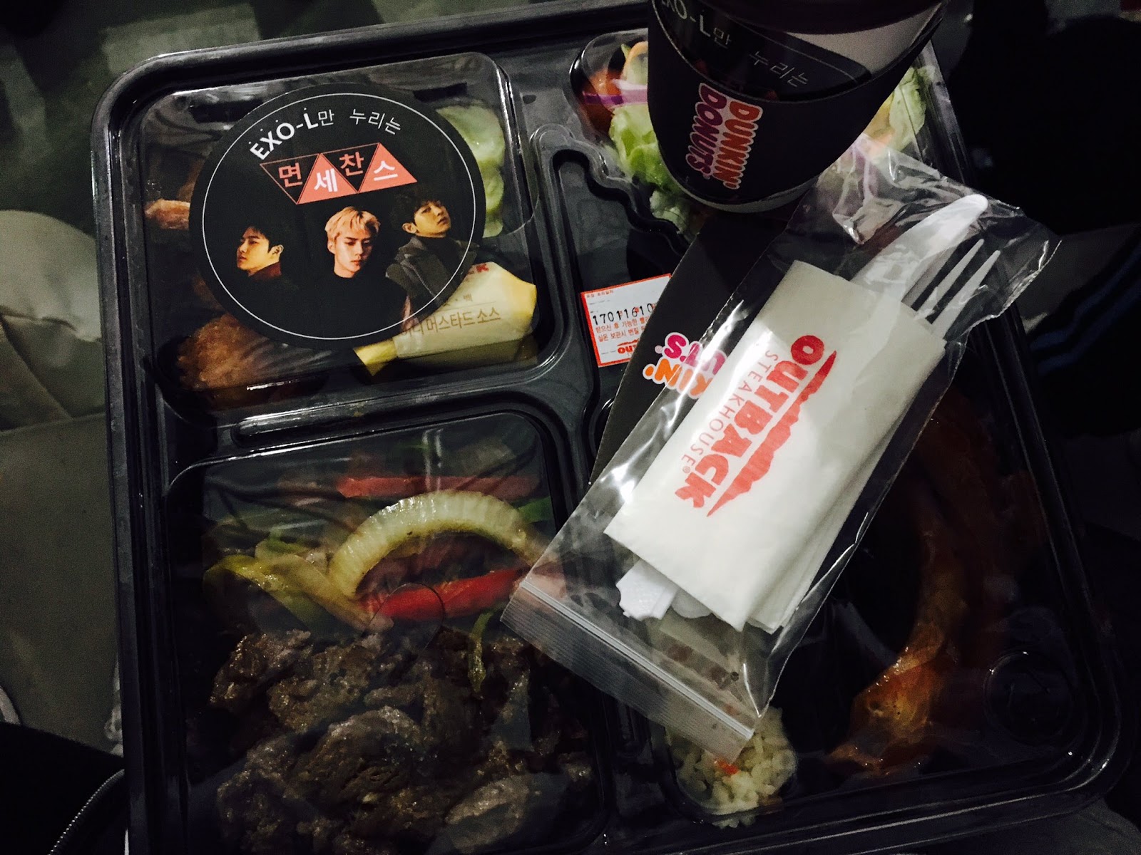 Idol groups treat fans to various lunch boxes at the 'IAC' recording