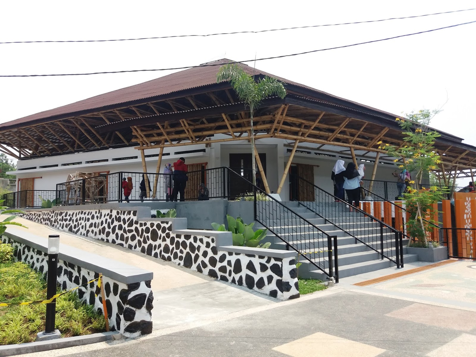 Dari Luar Bangunan Teras Sunda Cibiru Indah, Tapi Isi