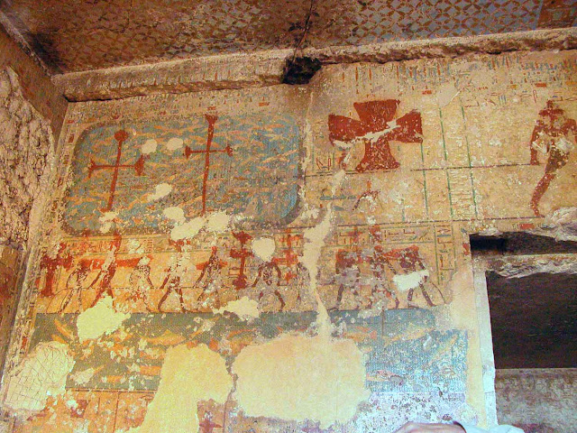 GÓTICA - MANTICORA: LA CRUZ PATÉ EN EGIPTO