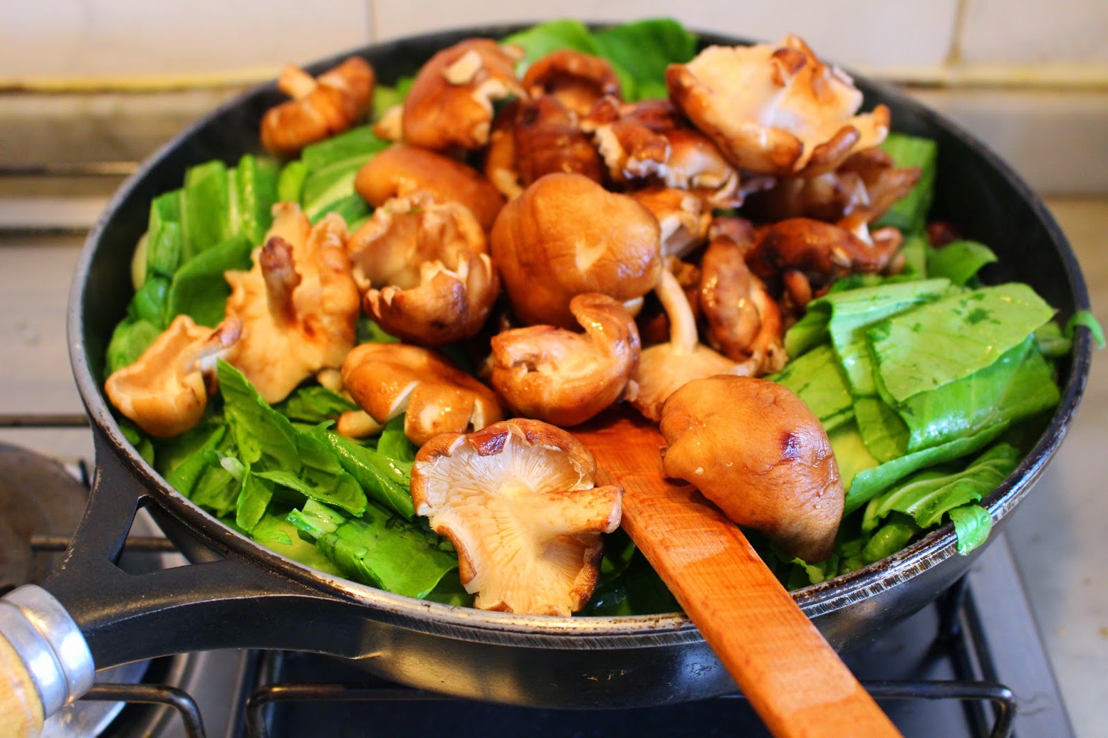 Sopa oriental de pak choi y setas shiitake (receta casi vegana)