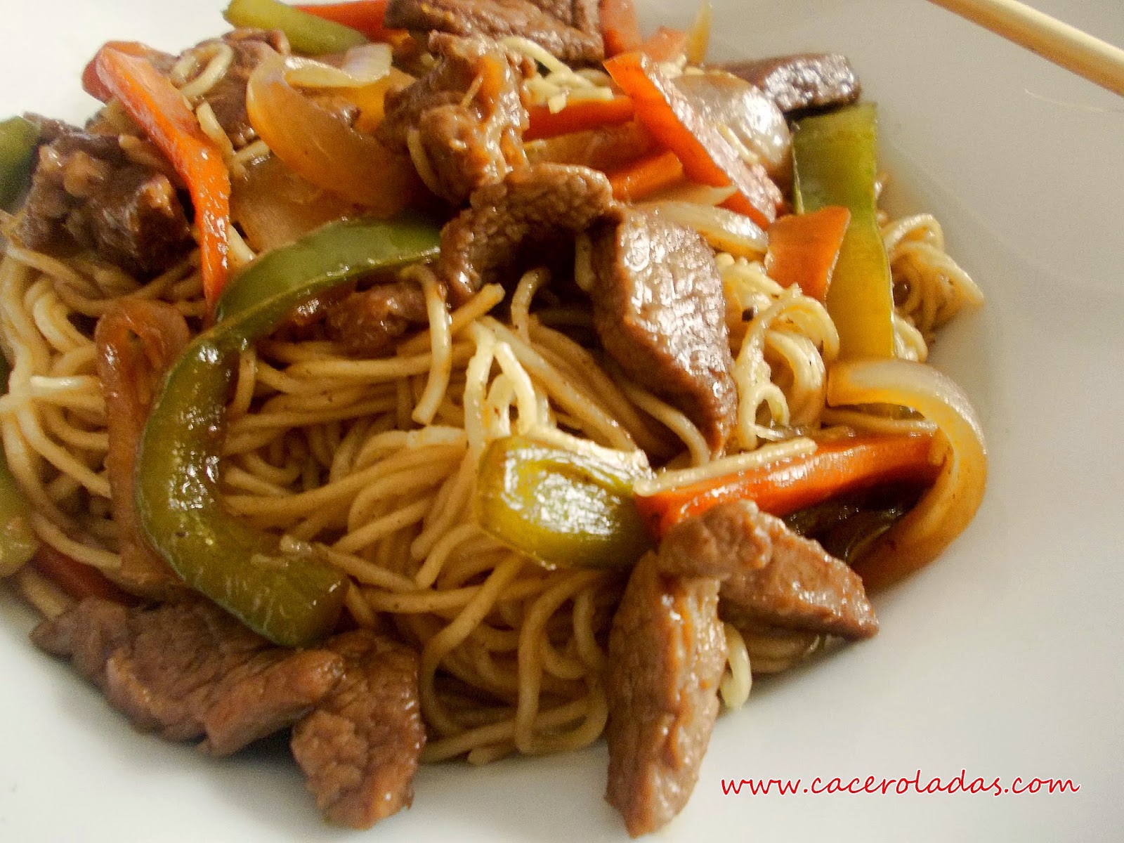 Fideos chinos fritos con ternera y verduras | Cocina