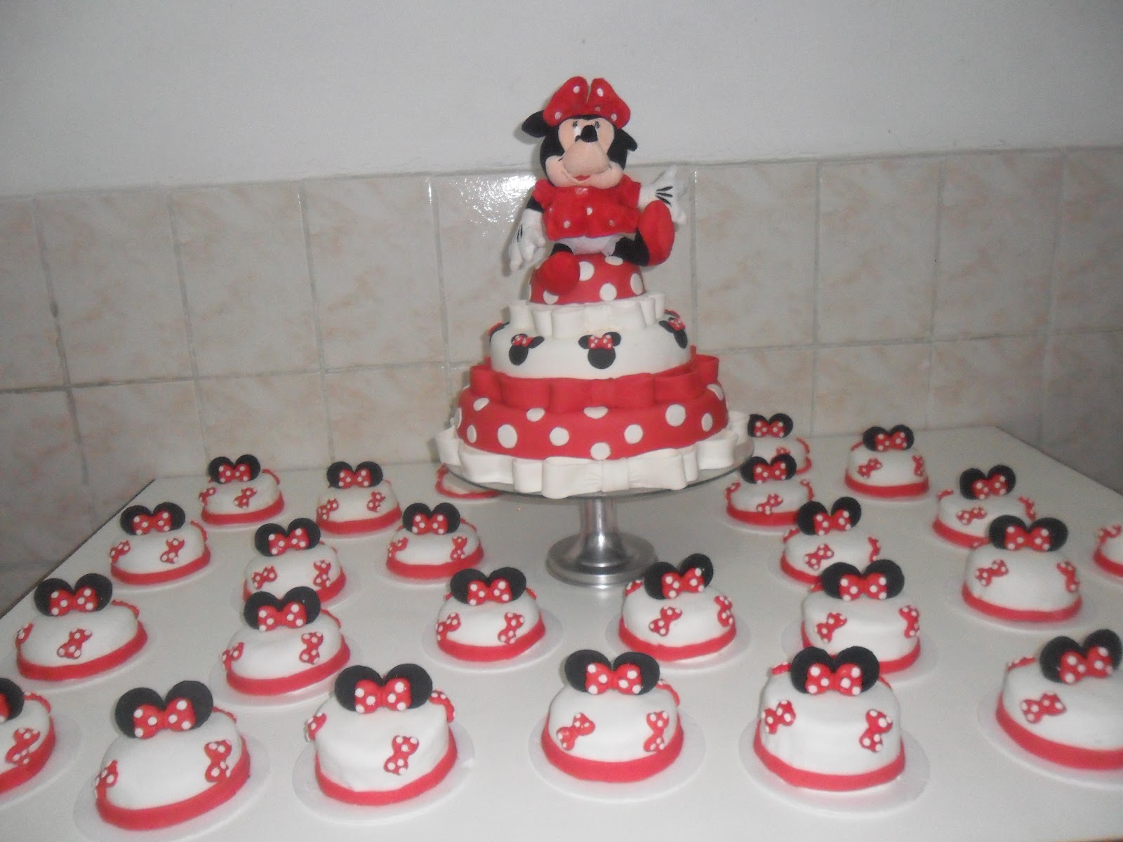 Delícias da Magna: Bolo e Mini bolos da Minie