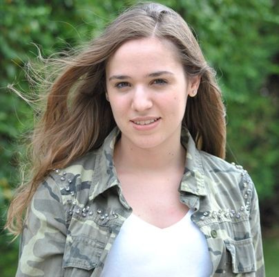 Chicas en camisa: Elena Vidal con camisa verde militar