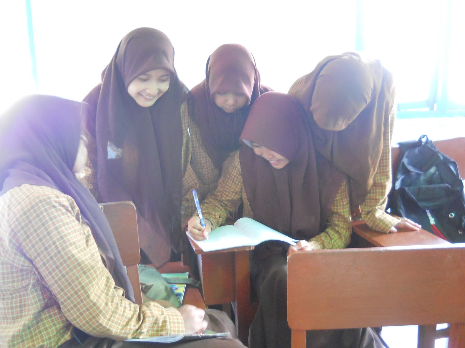 SMP Plus DARUL HIKMAH: DISKUSI KELOMPOK SISWA-SISWI SMP PLUS DARUL HIKMAH