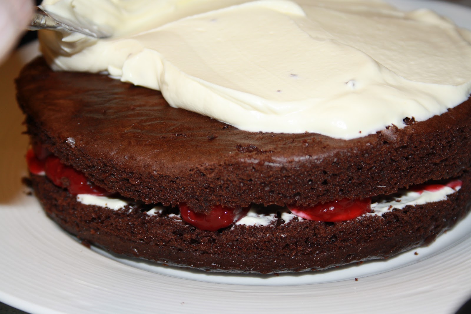 Xx emazingly sweet xX: Recipe: Black Forest Chocolate Fudge Cake