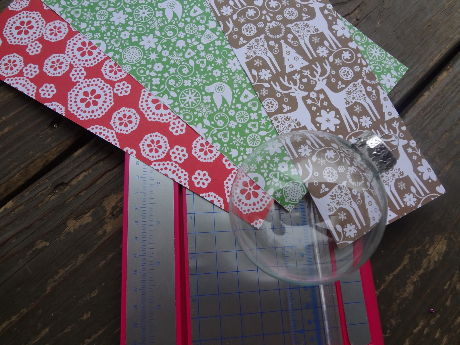 Hardly Housewives: Leftover Paper Ornament