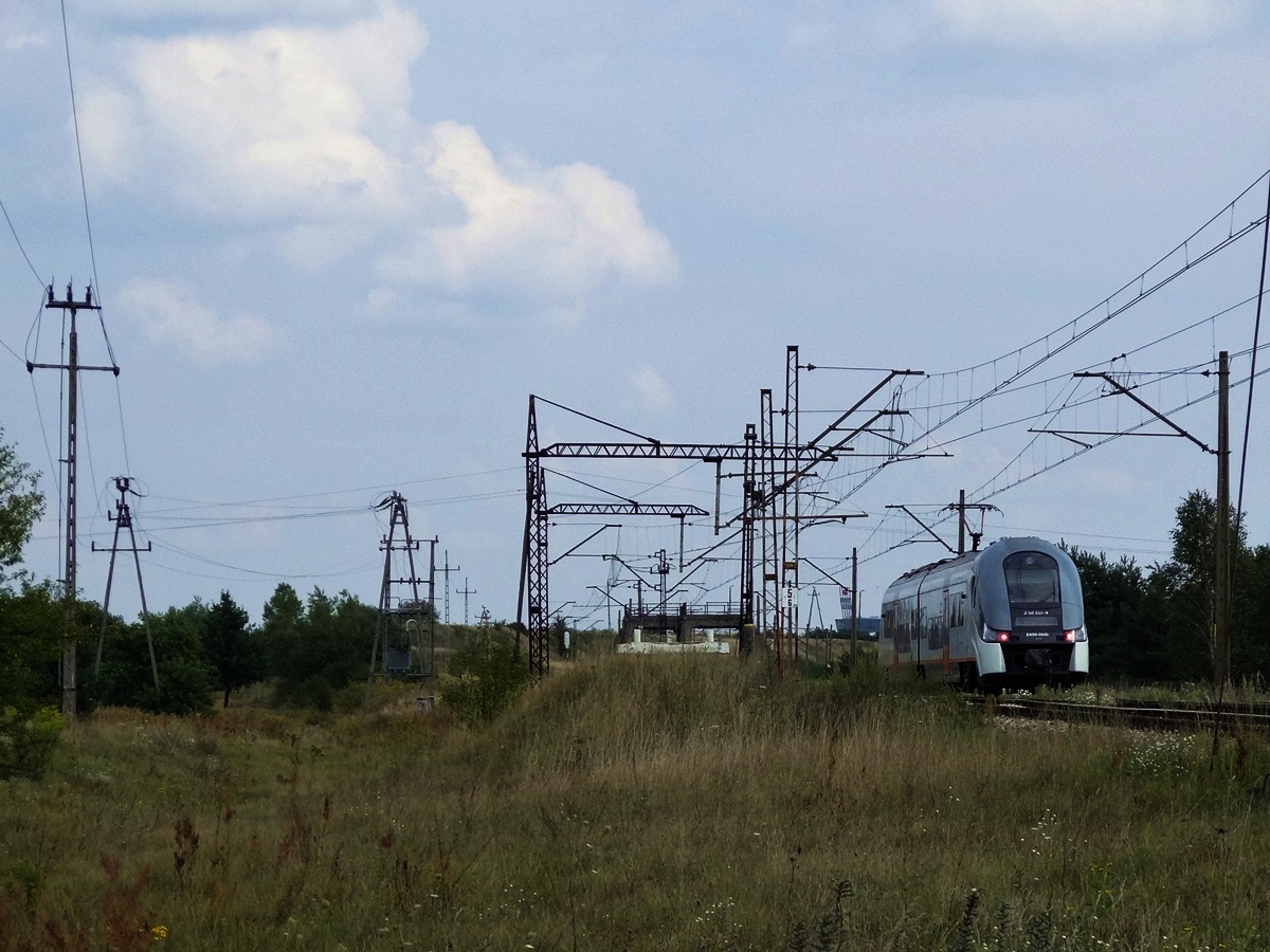 Kolejowe scenki rodzajowe z EN96-004 i EN63A-025 w tle | Kolejowe Kielce