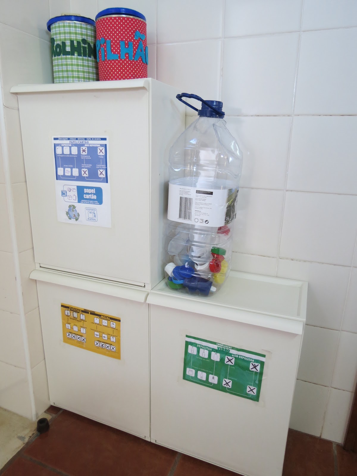 O cantinho da Sila: ECOPONTO: Rolhinhas e Pilhão