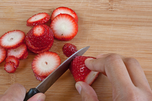 Cardamom Kitchen: Slice and Dice: Strawberries