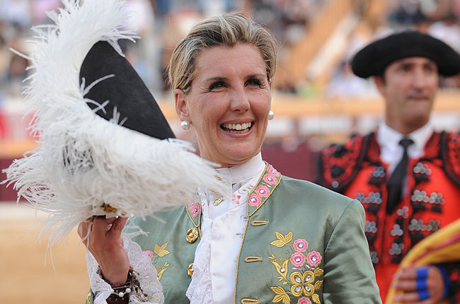 El blog de Mitaurored: La rejoneadora Ana Batista, apoderada por Tauroleve