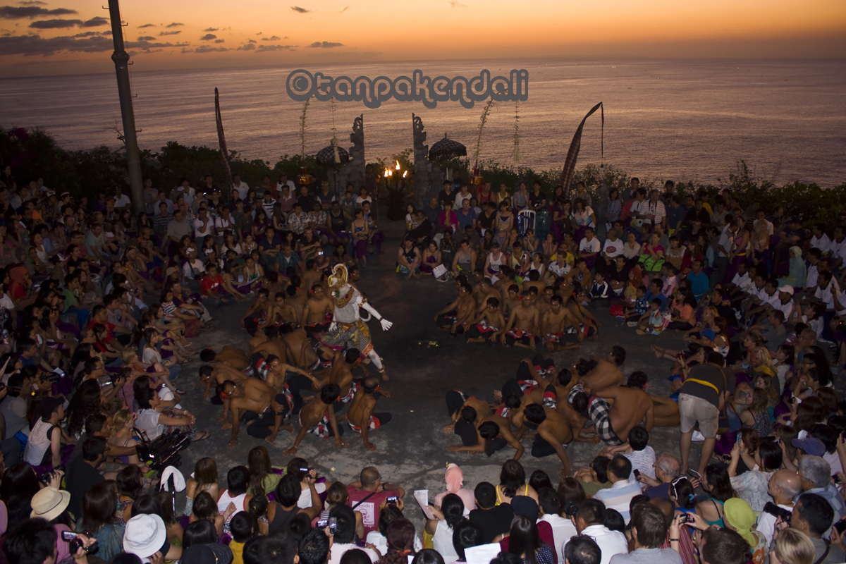 Tari Kecak dan Api Uluwatu, Kolaborasi Spektakuler Alam dan Budaya ...