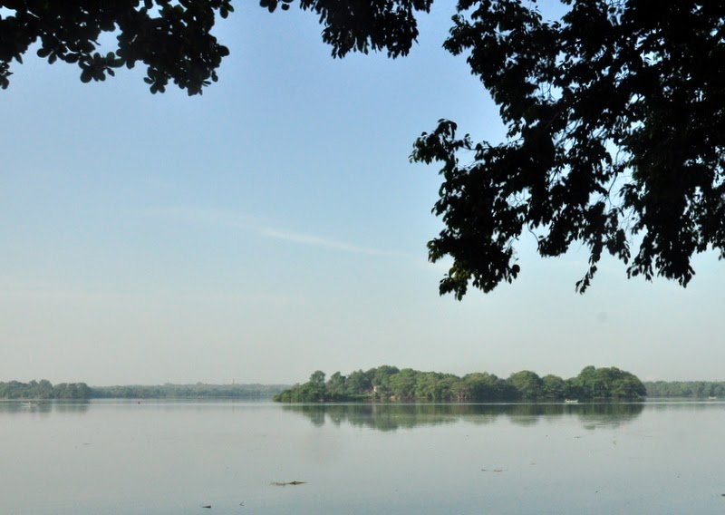Images of Sri Lanka on blogspot.com: Views from the 'Centuria Lake ...