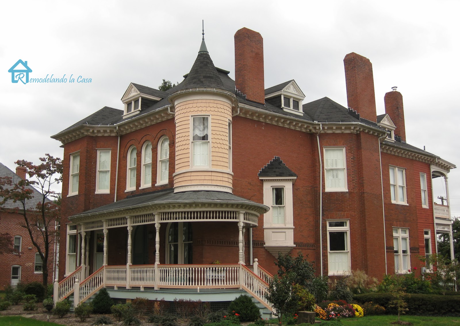 Charming Victorian-Style Row - Remodelando la Casa
