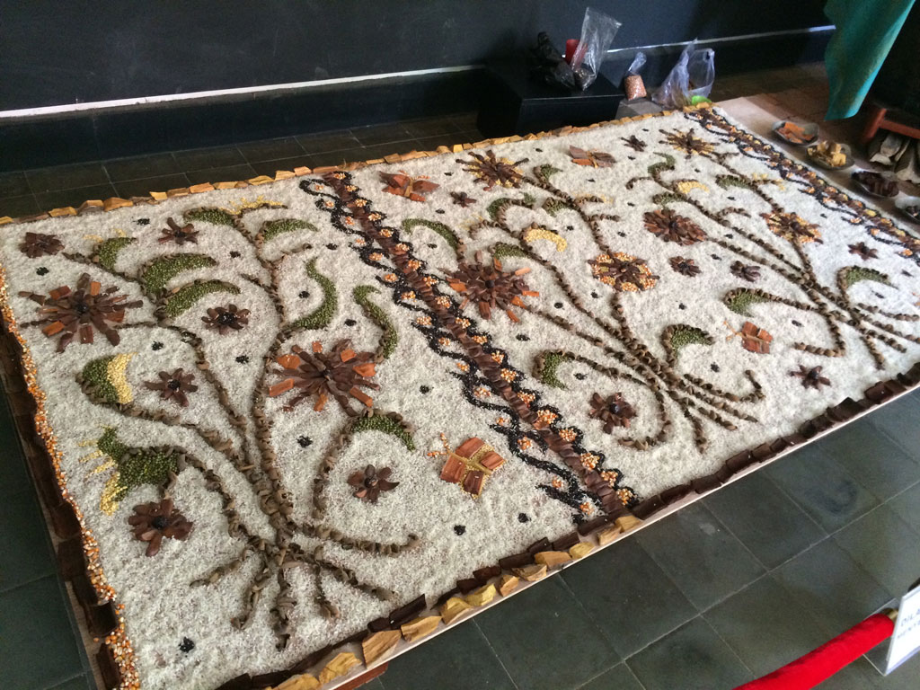 The journey to Batik / De reis naar Batik / by Sabine Bolk: Is Batik Fair?