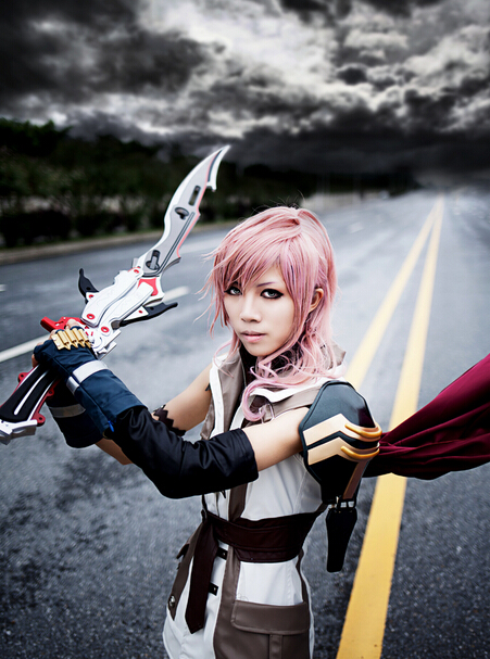 Final Fantasy Cosplay: Cool Final Fantasy XIII Lightning Cosplay Girl
