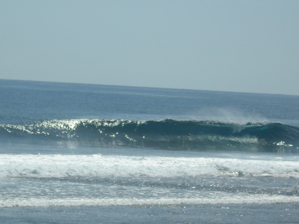 Ocean 101 Cloud 9 Beach Resort: Cloud 9 Waves look like a drawing ...