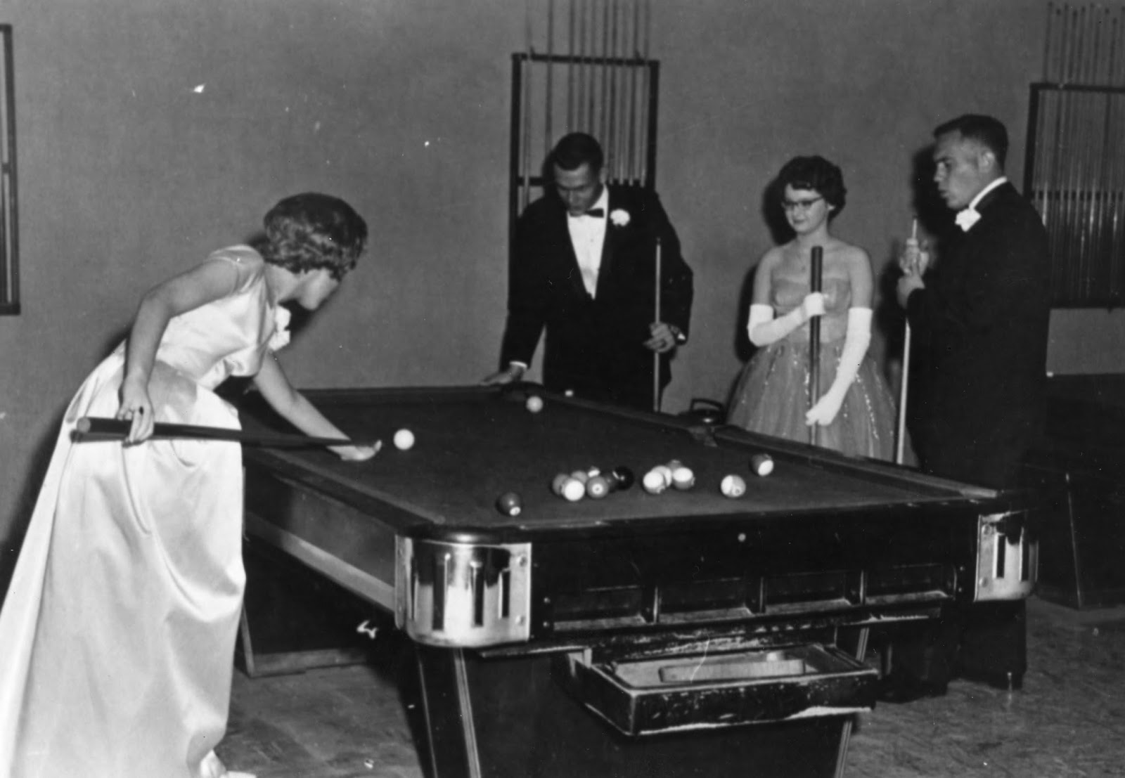 35 Interesting Black and White Photos of Women Playing Billiards From ...