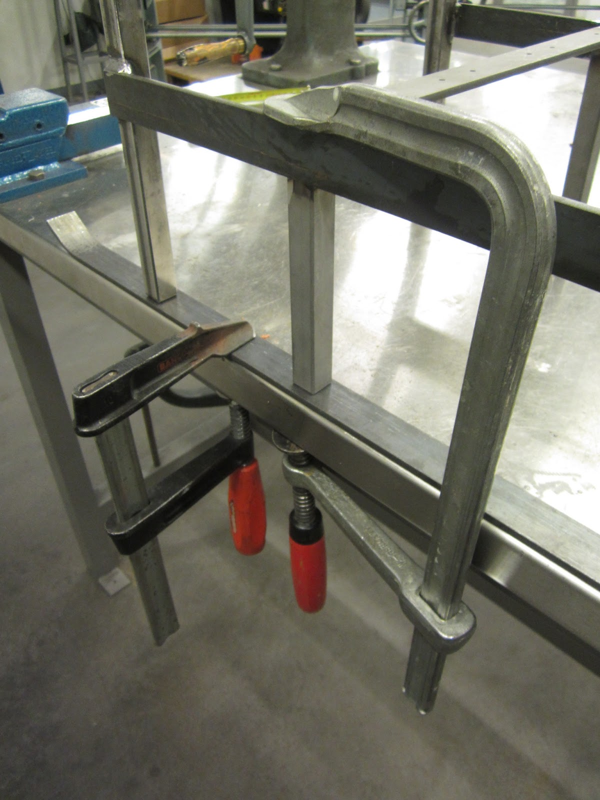 Rautalangasta viäntäen: Kelkan runko valmistuu.